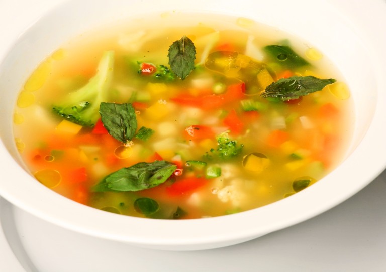 Ciorba radauteana traditionala cu pui