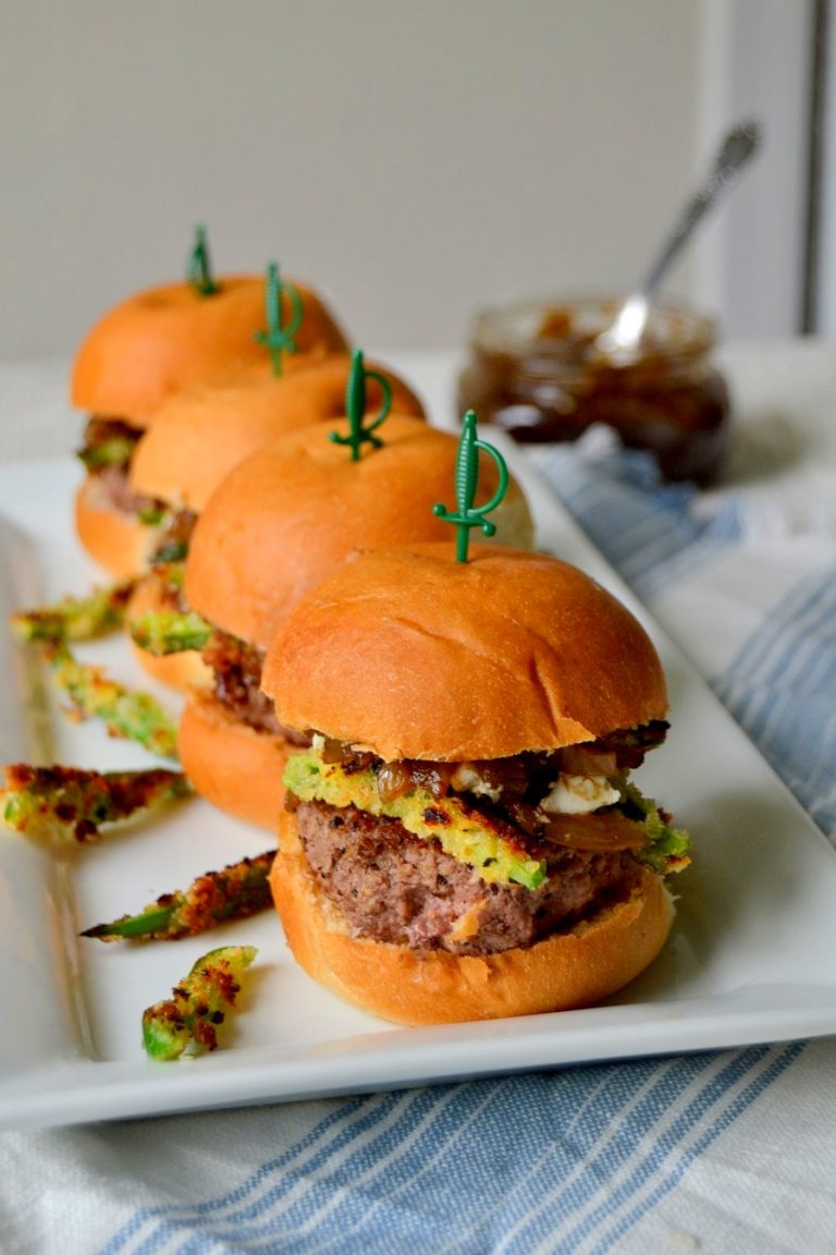 Mini-burgeri cu dulceata de ceapa caramelizata si jalapenos