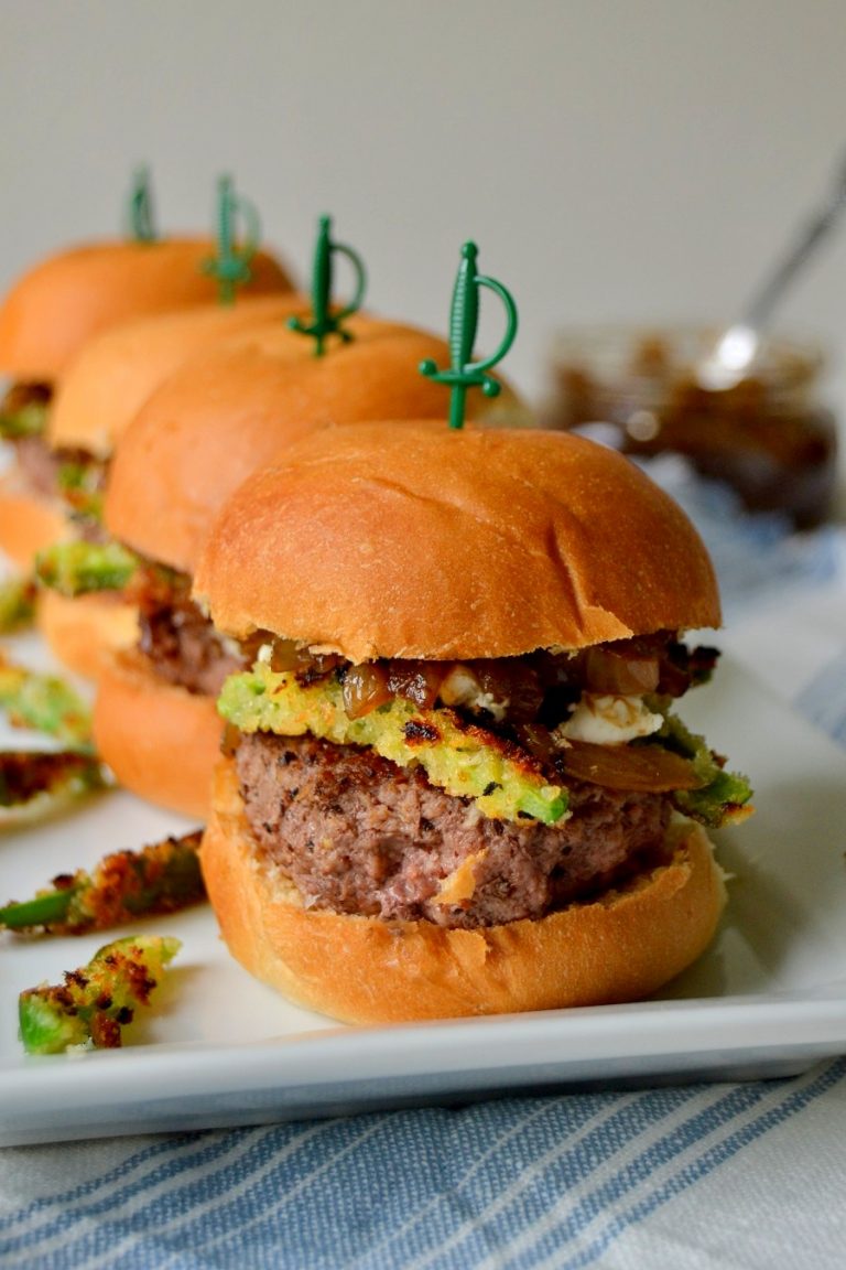 Mini-burgeri cu dulceata de ceapa caramelizata si jalapenos